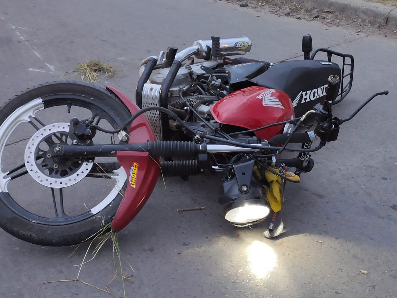 Un joven motociclista falleció en un trágico accidente frente al Fonavi ...