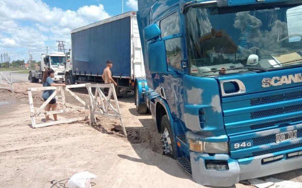 Camión quedó atascado en el ingreso a una estación de servicio del ...