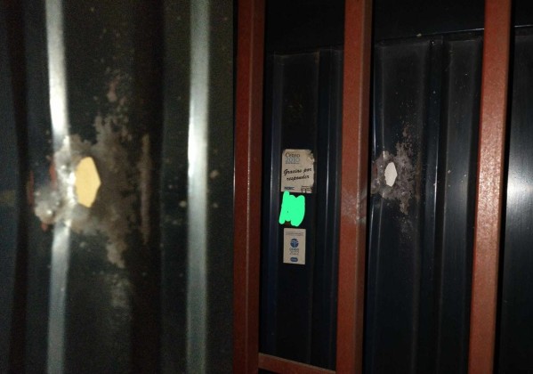 Disparos, gritos y un tiro que dio a un departamento de una pareja del ...